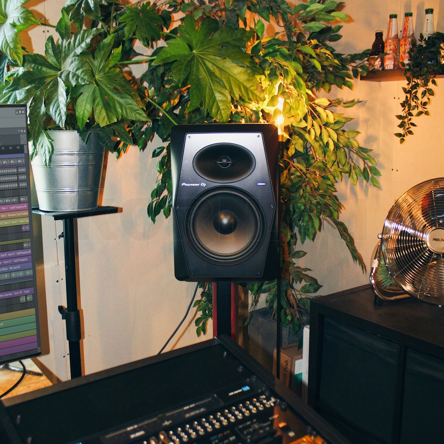 Pioneer DJ VM-70 | music store